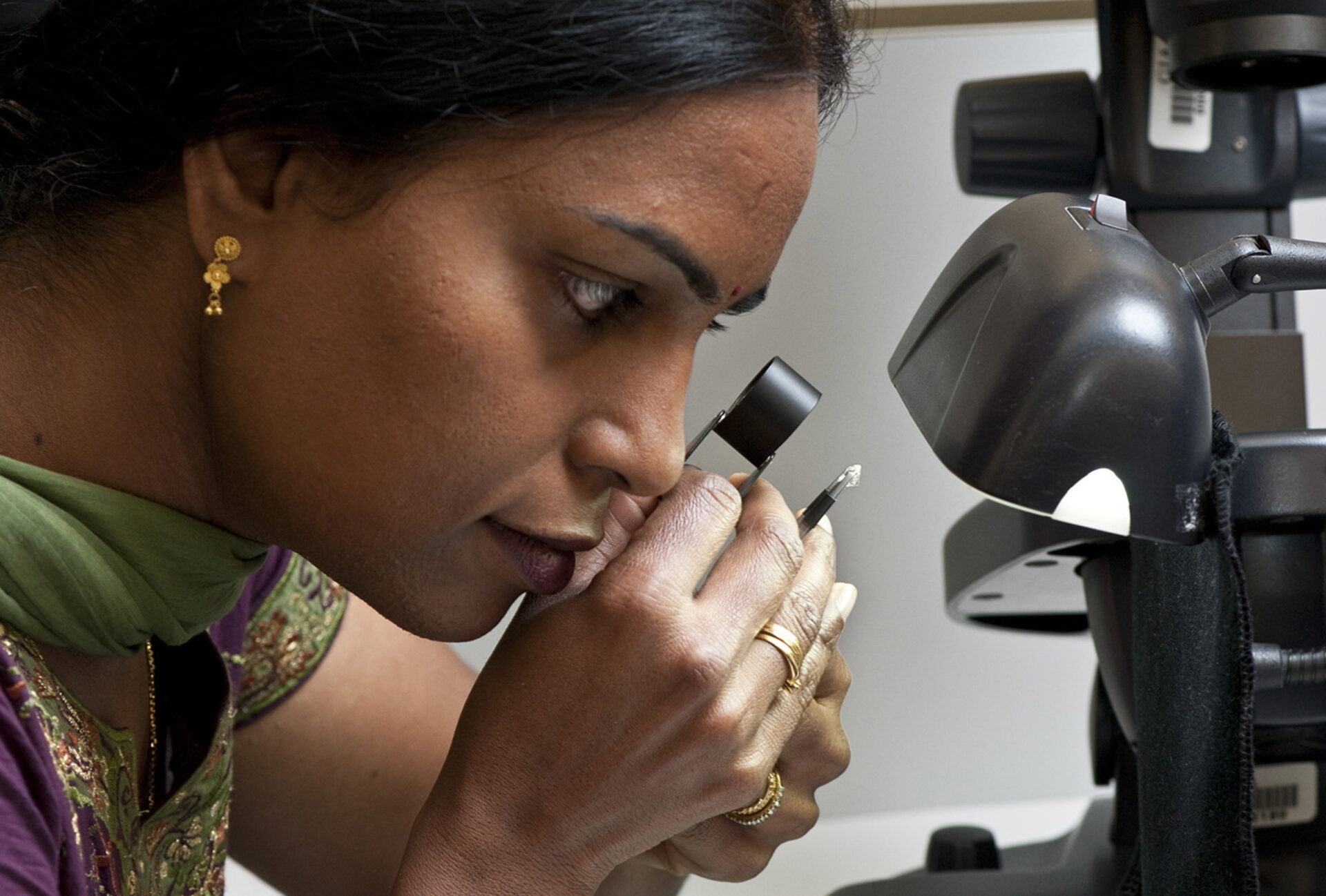 GIA Laboratory, diamond grading. - World Bride Magazine